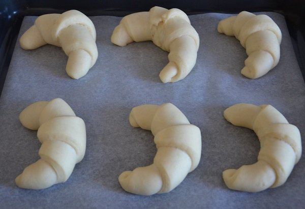 Cornetti di pan brioche soffici alla panna - Ricetta facile
