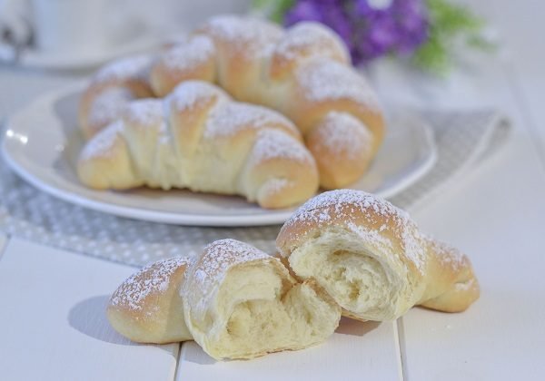 Cornetti di pan brioche soffici alla panna - Ricetta facile